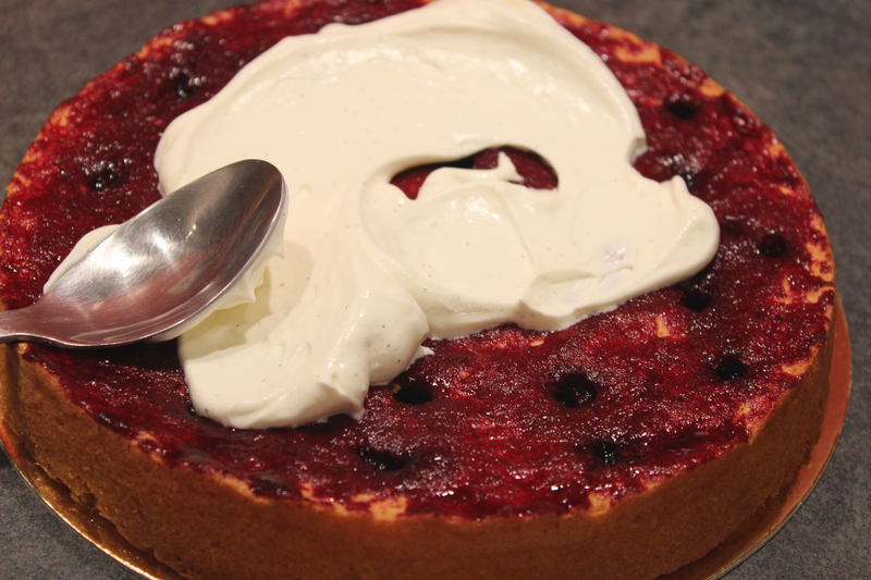 Gâteau rose à la vanille et aux fruits rouges – Eva Cuisine