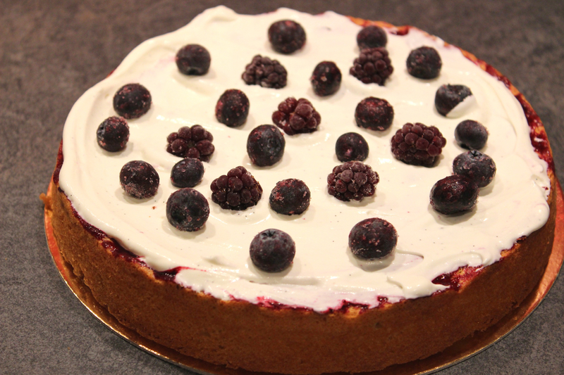 Gâteau rose à la vanille et aux fruits rouges – Eva Cuisine