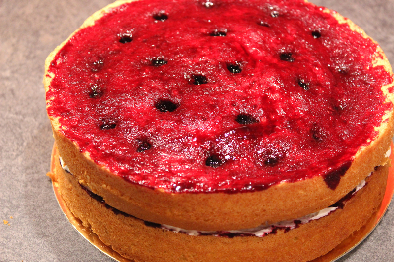 Gâteau rose à la vanille et aux fruits rouges – Eva Cuisine