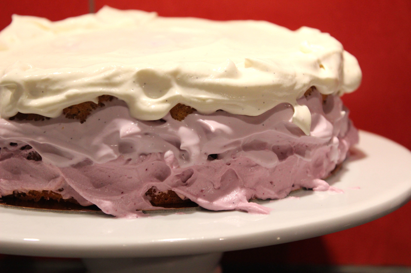 Gâteau rose à la vanille et aux fruits rouges – Eva Cuisine