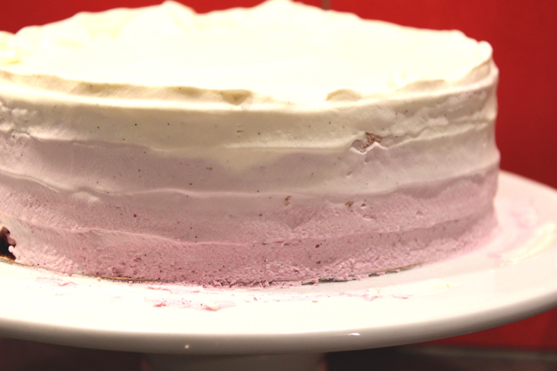 Gâteau rose à la vanille et aux fruits rouges – Eva Cuisine